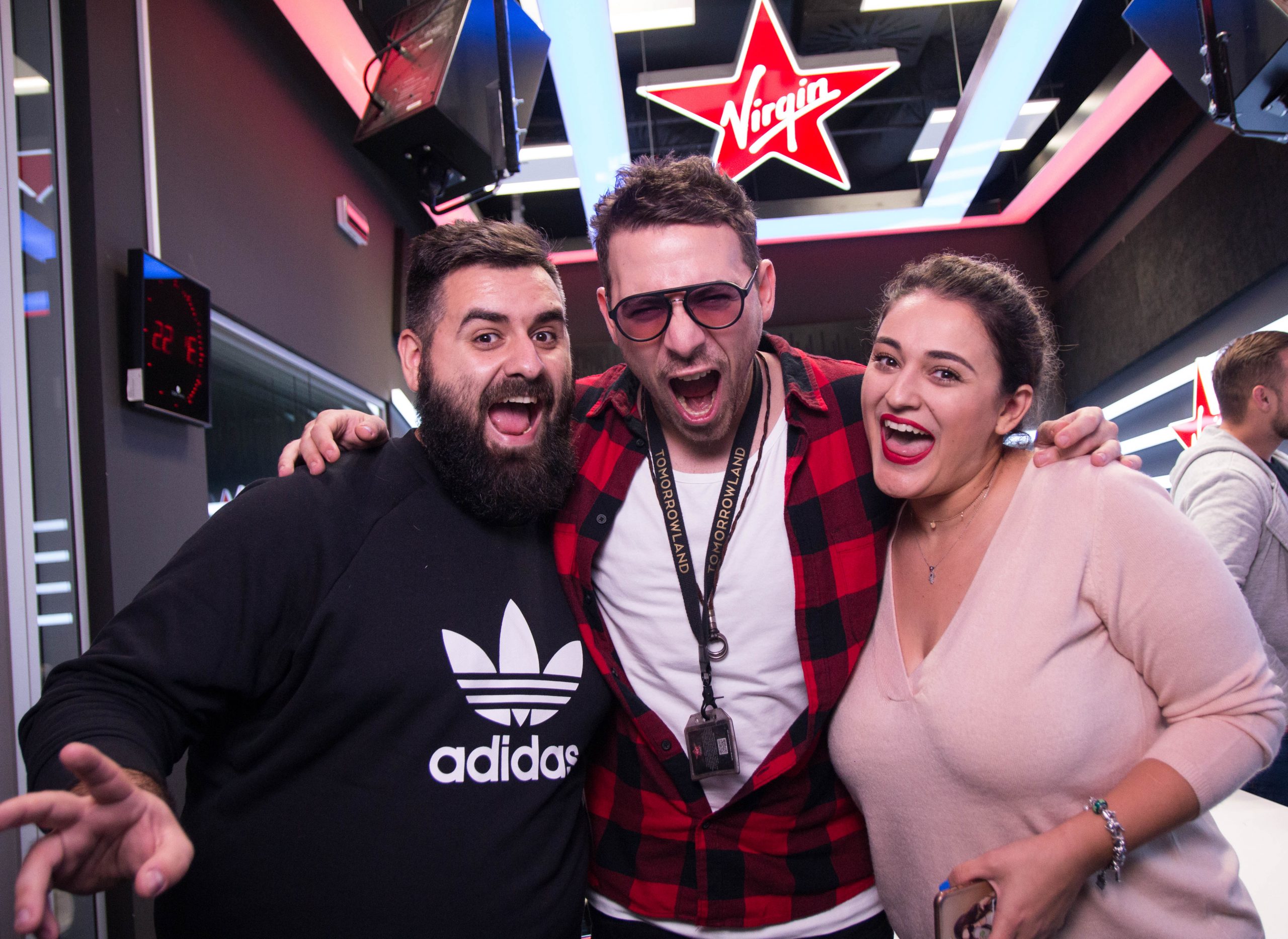 Câștigătorii experienței Tomorrowland i-au făcut o surpriză lui Andrei ...