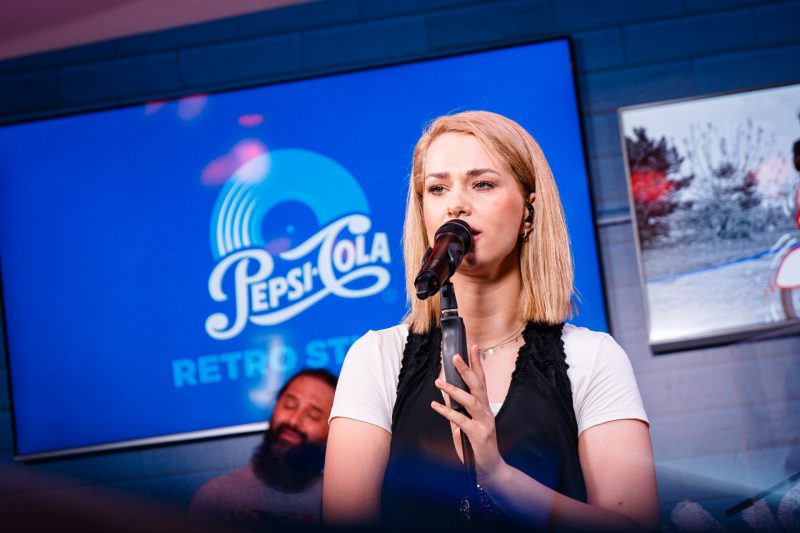 Feli a lansat „Amintirile” live la Pepsi Retro Studio – VIDEO : VIRGIN ...