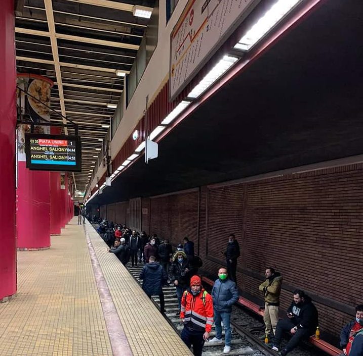 Greva de la metrou: Sute de sindicaliști au coborât în tunel, la staţia ...