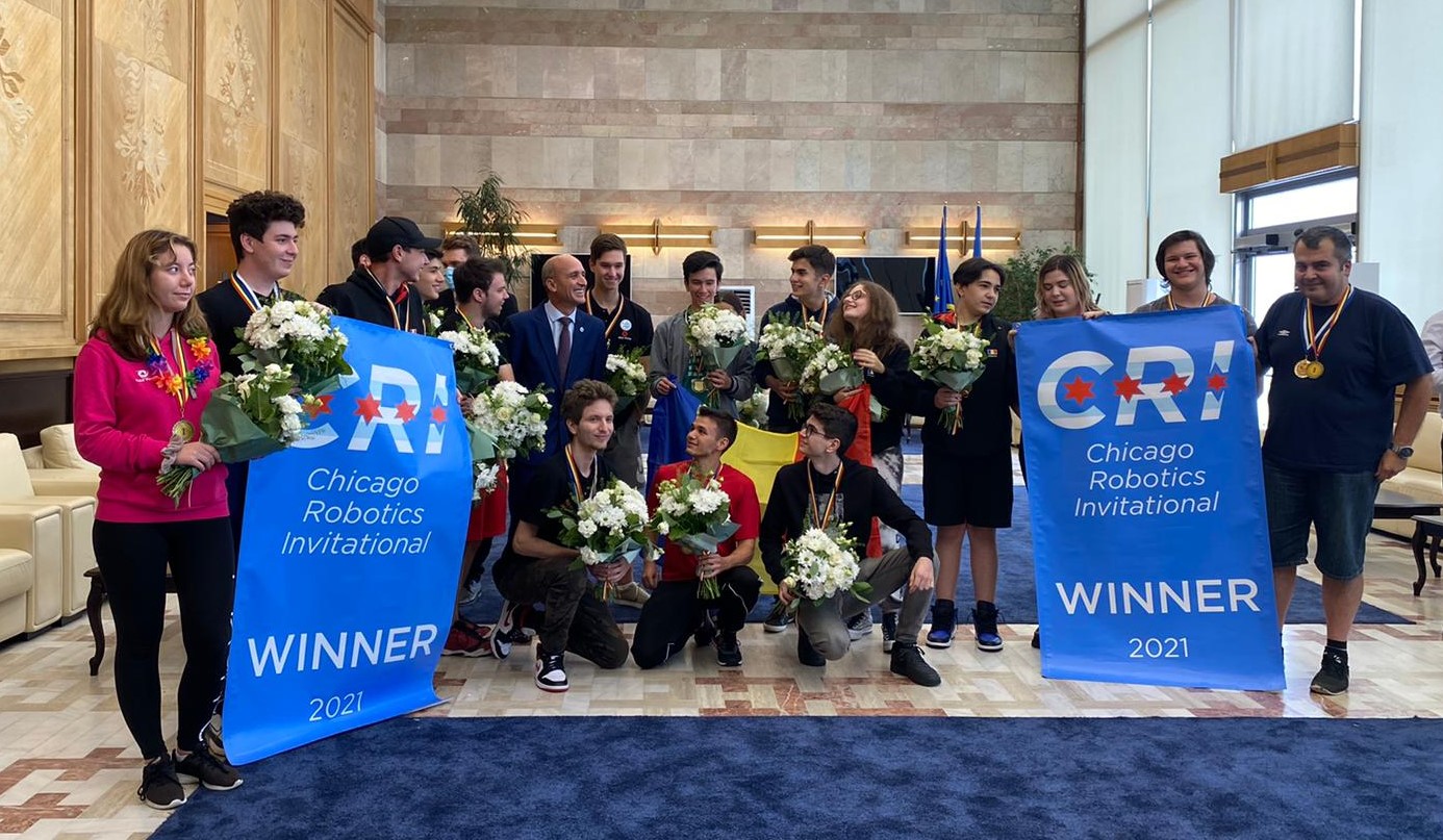 Echipa de robotică AutoVortex, primită la Salonul Oficial, după ce a ...