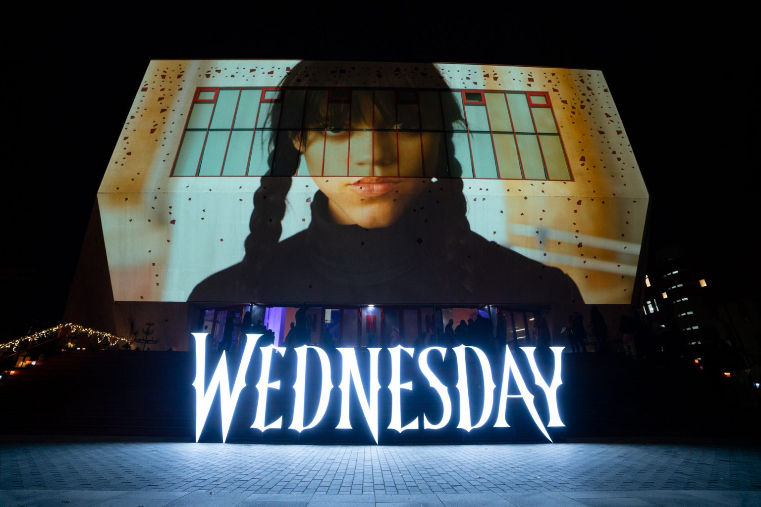 Serialul „Wednesday”, regizat de Tim Burton și filmat în România, este disponibil pe Netflix ...