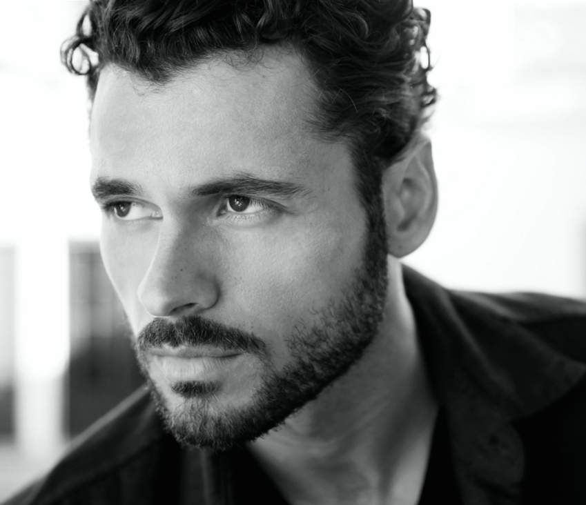 Actorul Adan Canto, cunoscut pentru rolurile din „X-Men”, „Narcos” și ...