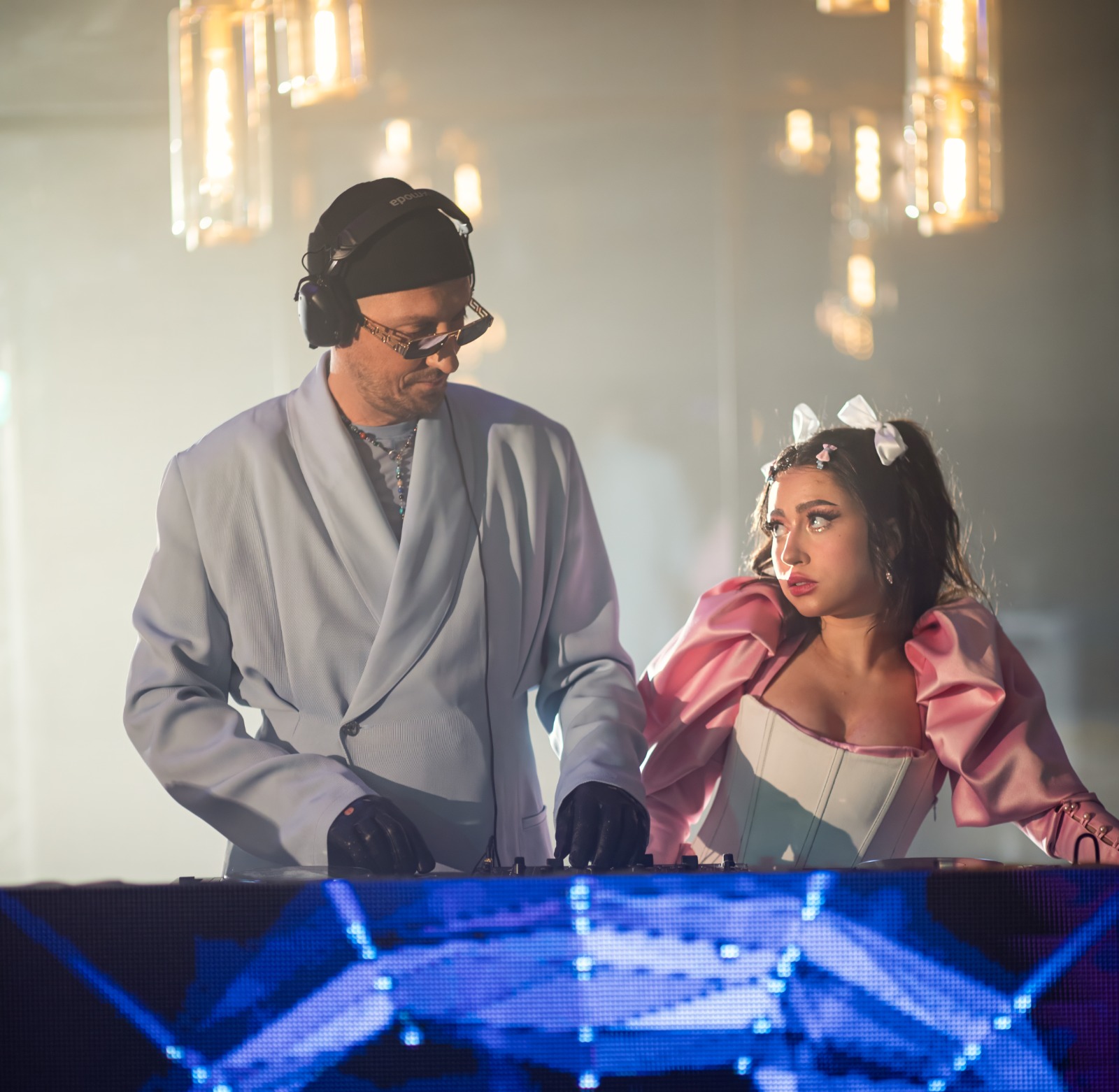 Sasu și Anessa lansează o nouă versiune a single-ului „Ajutor” : VIRGIN ...