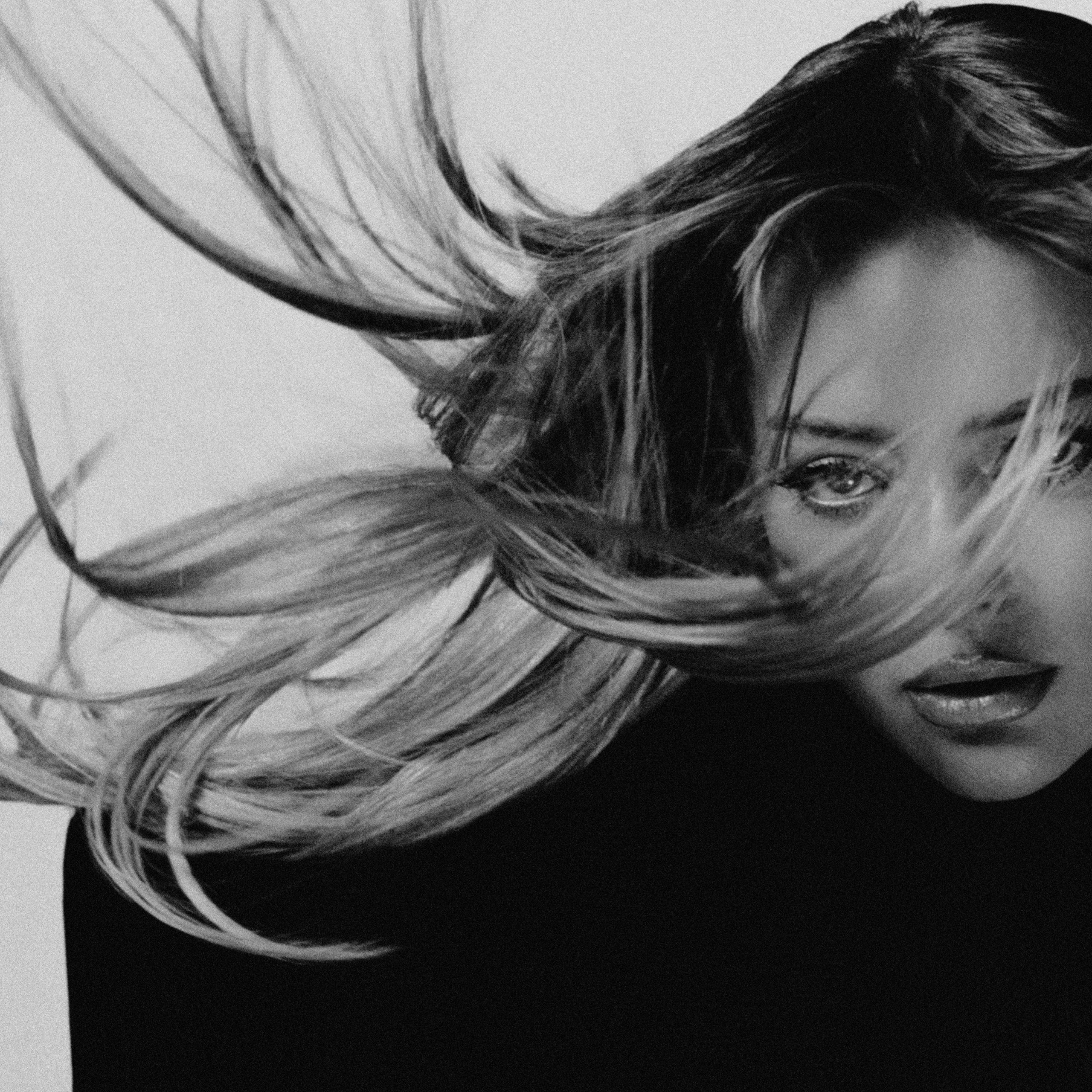 Delia cântă de dorul de dragoste în cel mai recent single “Dor ...